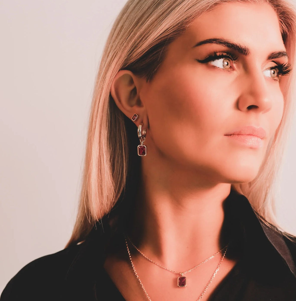 Vera Design FATHER eyrnalokkar gylltir með rauðum steinum – GÞ Skartgripir og úr & Gullbúðin